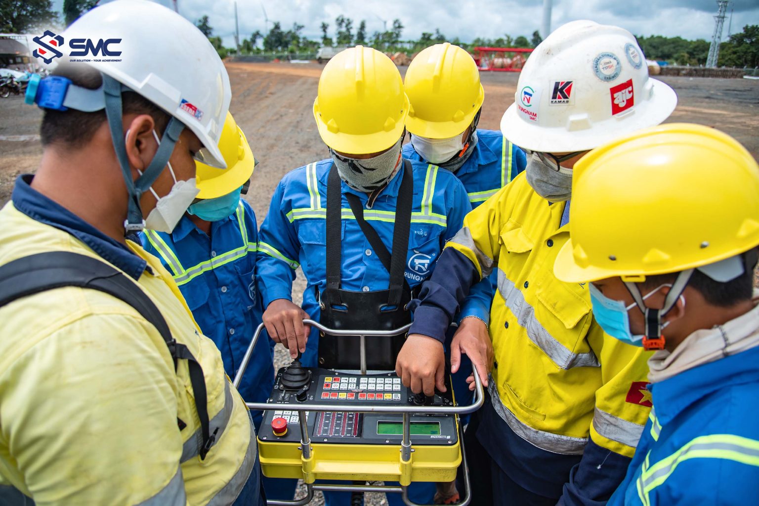 Load in và Load out SPMT hàng siêu trường siêu trọng